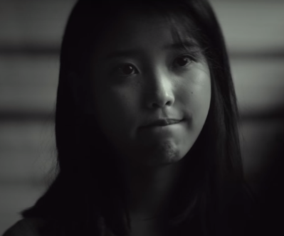 PERSONA NETFLIX: Novas vertentes da IU – Debaixo da Cerejeira