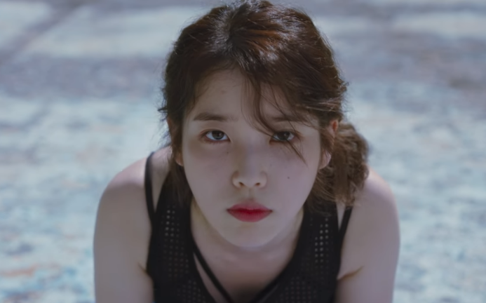 PERSONA NETFLIX: Novas vertentes da IU – Debaixo da Cerejeira